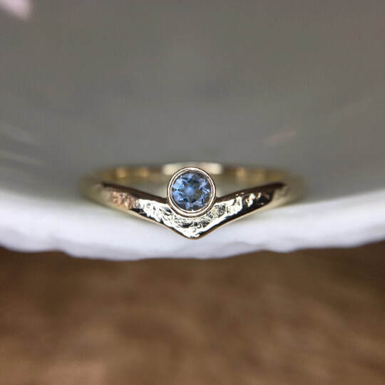 Bague Chevron Solitaire en Or avec Aigue-marine / Solid Gold Chevron ...