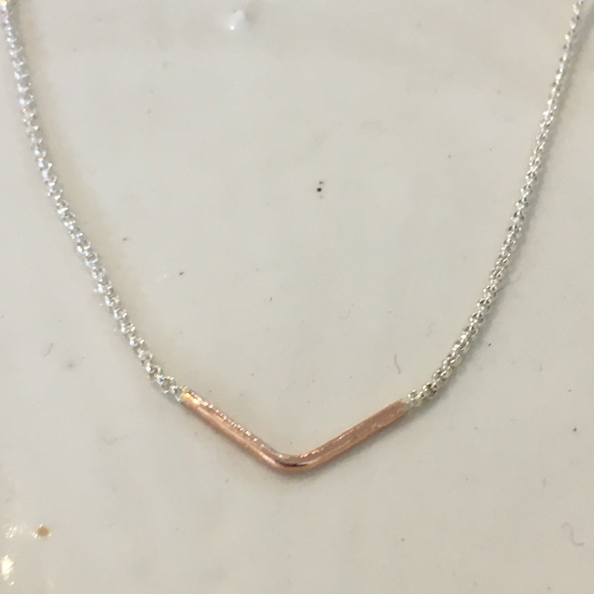 Collier Mini V Rustique - NRMV | Atelier-boutique Femme Mécanique Designs